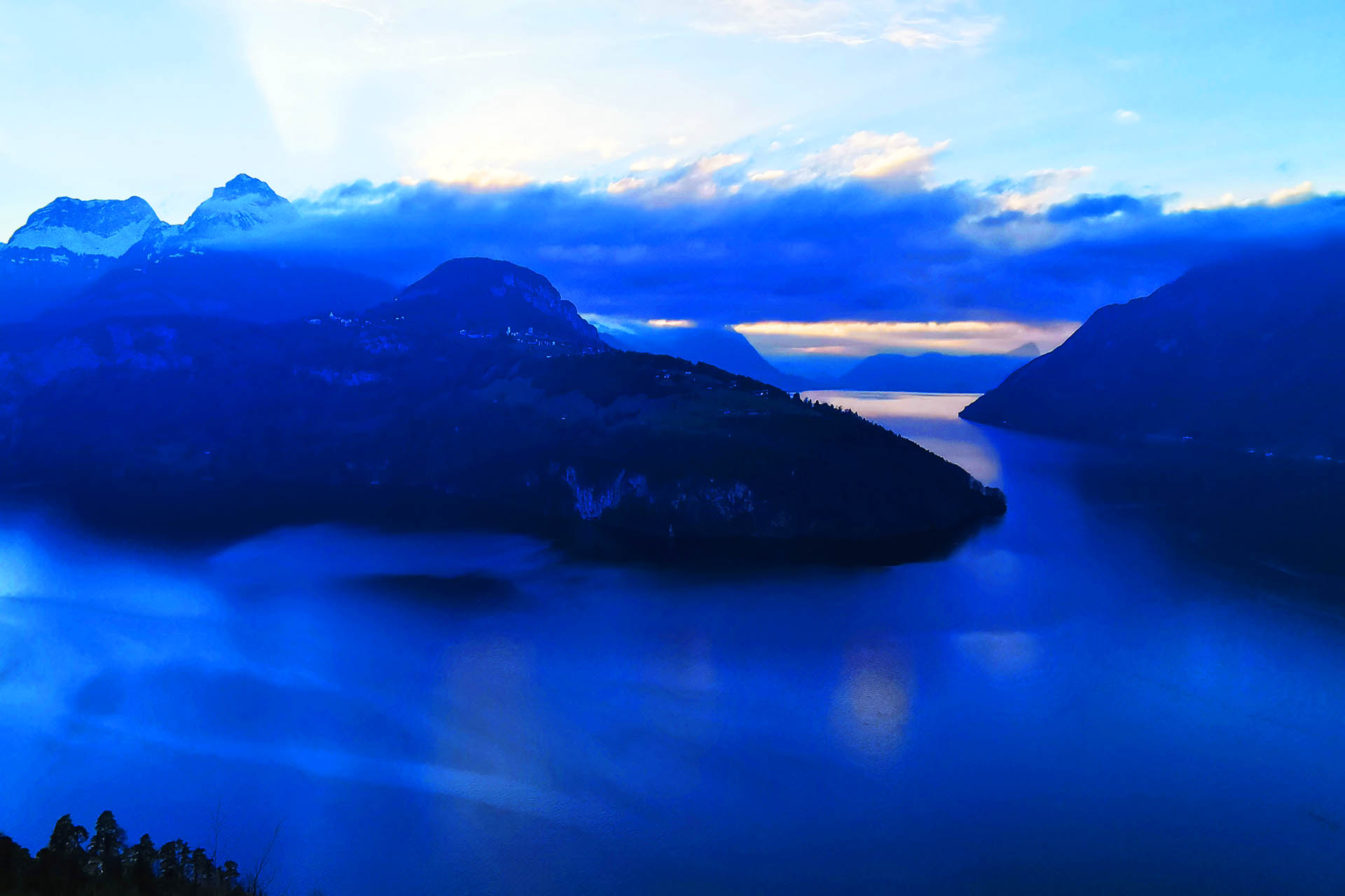 Dream hike above Lake Lucerne: from Morschach to Sisikon