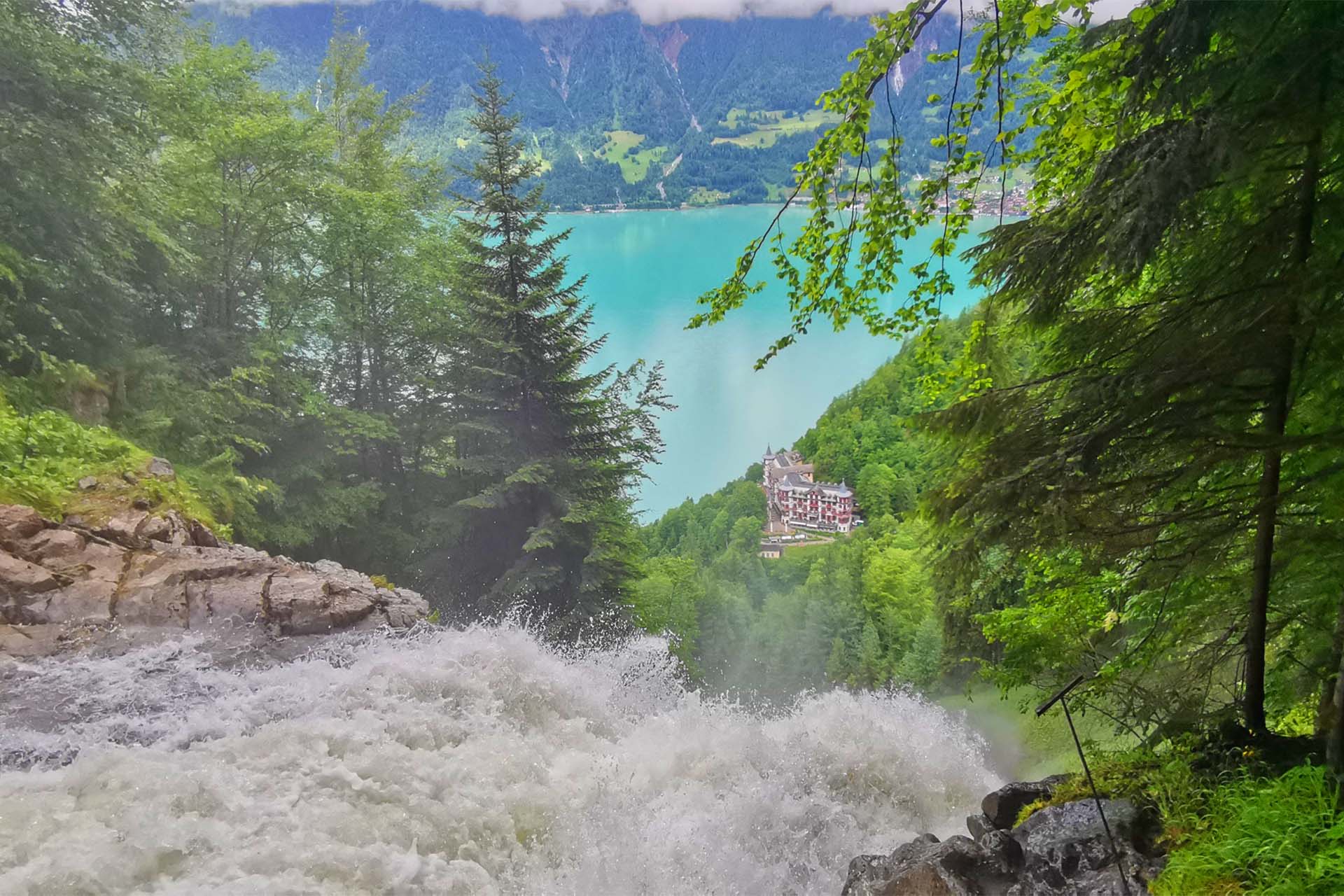 Giessbach Falls: Spectacular circular hike along the waterfall