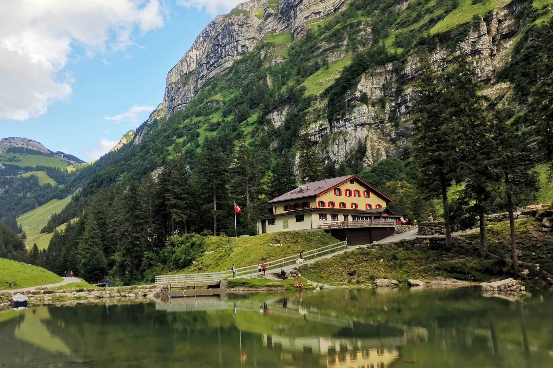 Lake Seealpsee: A picturesque dream hike in the Swiss Alps