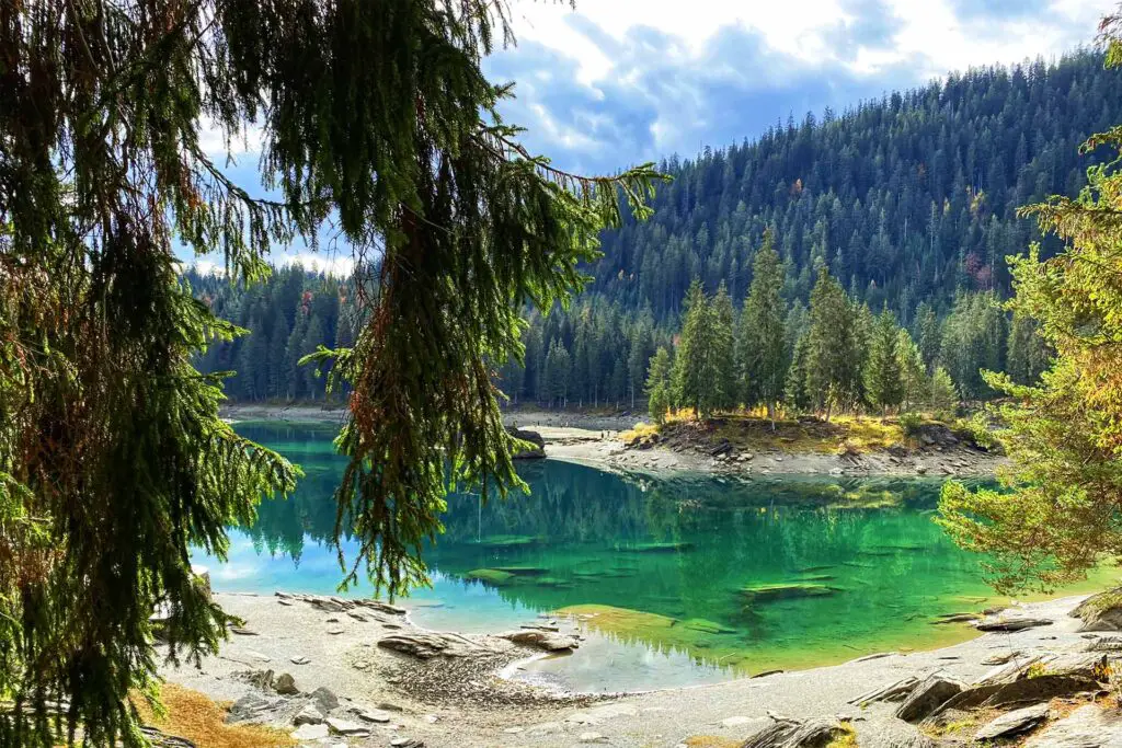 Le lac Caumasee - l'un des plus beaux lacs de montagne de Suisse ...