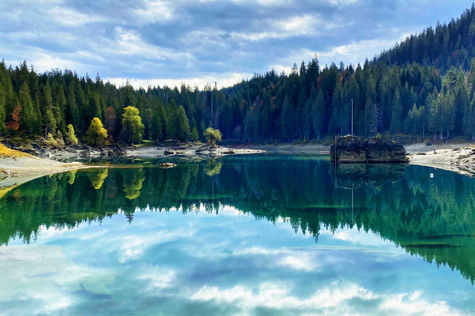 Le lac Caumasee - l'un des plus beaux lacs de montagne de Suisse ...
